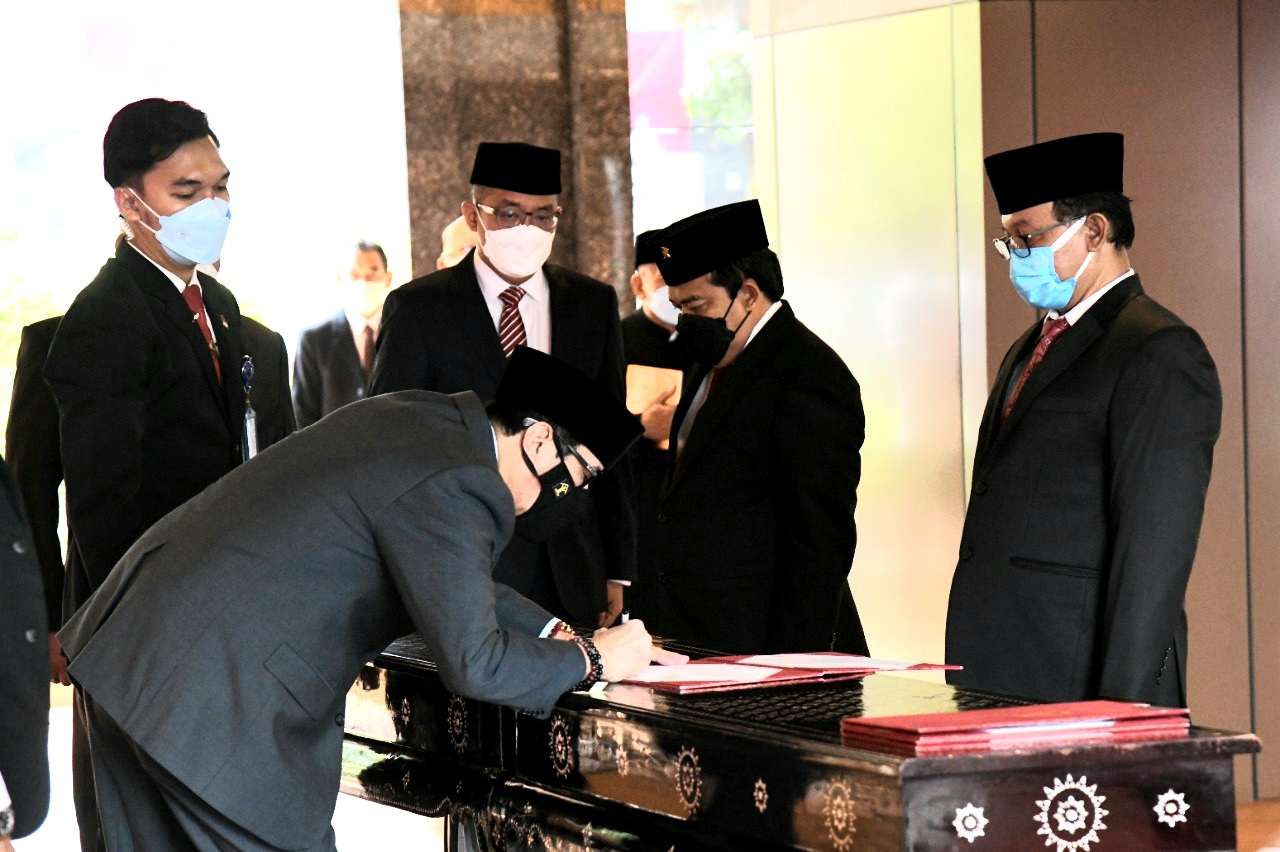 Lantik 3 Orang Majelis Pengawas Pusat Notaris, Ini Pesan Menkumham - Harian Pelita