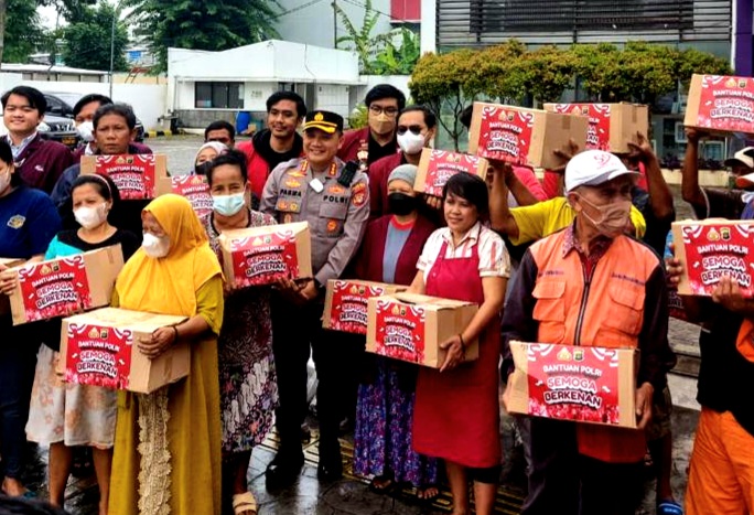 Libatkan Mahasiswa, Polda Metro Bagi-bagi Sembako - Harian Pelita Libatkan Mahasiswa, Polda Metro Bagi-bagi Sembako - Harian Pelita