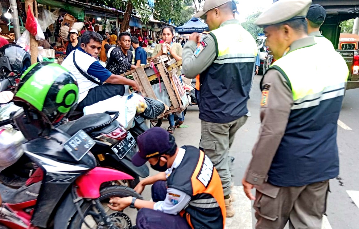 23 Kendaraan Roda Dua Terjaring Penertiban Parkir Liar - Harian Pelita