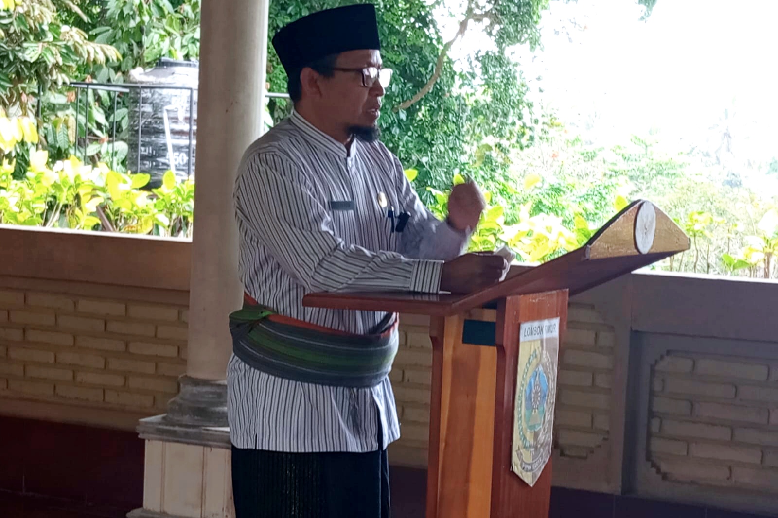 Momentum Hari Guru Kanit UPTD Sikur Lepas ASN Purna Tugas - Harian Pelita Momentum Hari Guru Kanit UPTD Sikur Lepas ASN Purna Tugas - Harian Pelita