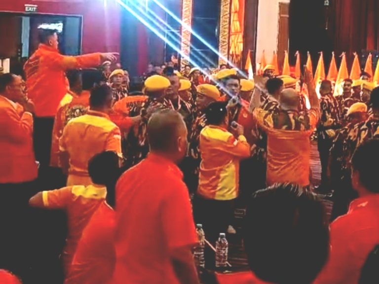 Diwarnai "Walk Out" Mubes V Kosgoro 1957 Dinilai Cacat Hukum - Harian ...